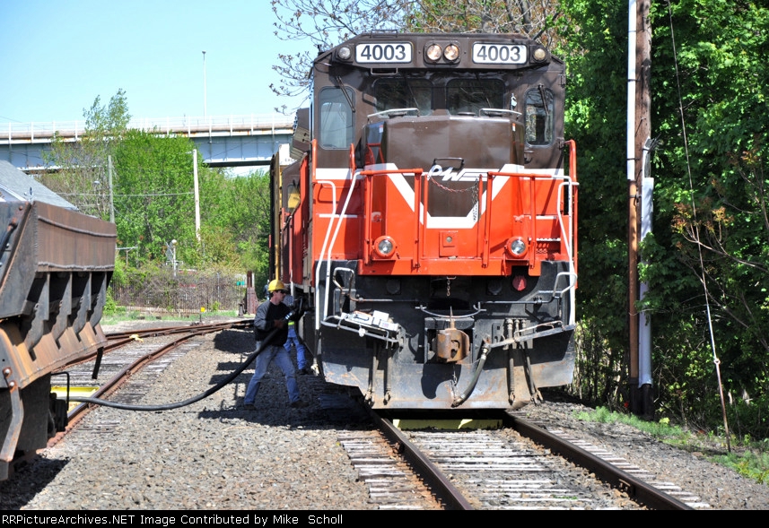 PW 4003 Taking on fuel